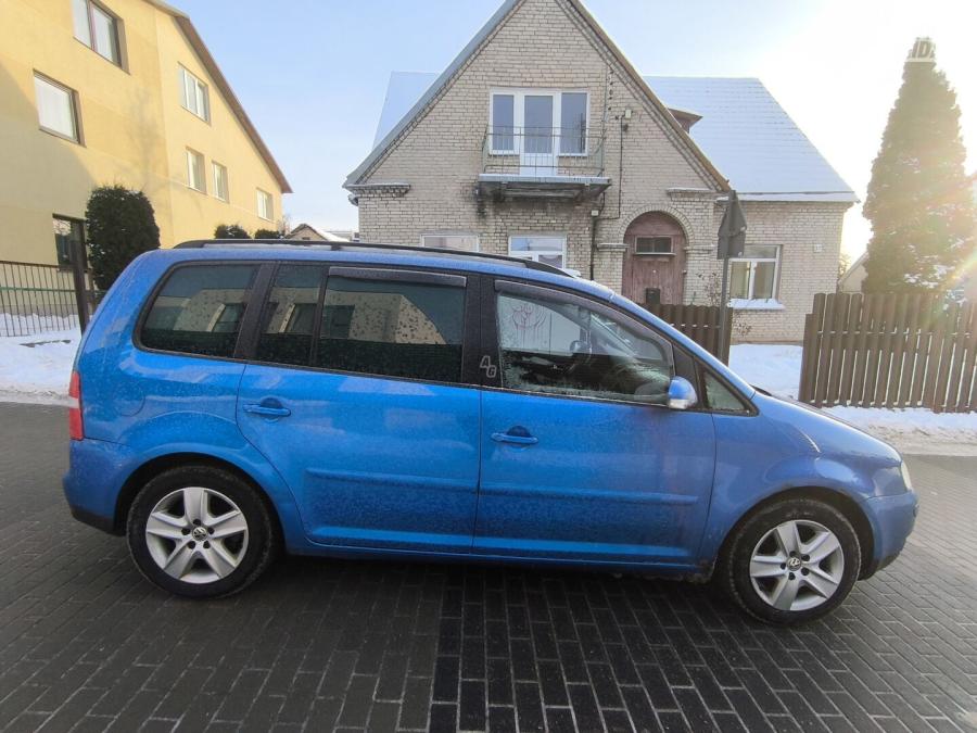Volkswagen Touran 2005 in Vilnius, with an engine capacity of 2.00 L and mileage of 330 thousand km for 950 €, photo 4 on AUTOMOTO.COM.LV