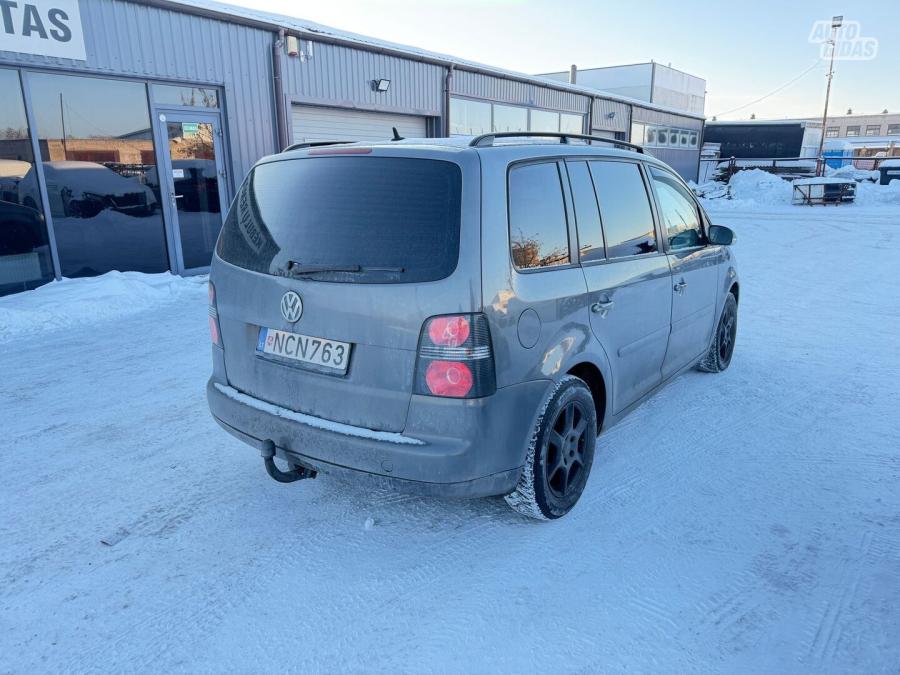 Volkswagen Touran 2005 in Vilnius, with an engine capacity of 2.00 L and mileage of 331 thousand km for 950 €, photo 4 on AUTOMOTO.COM.LV