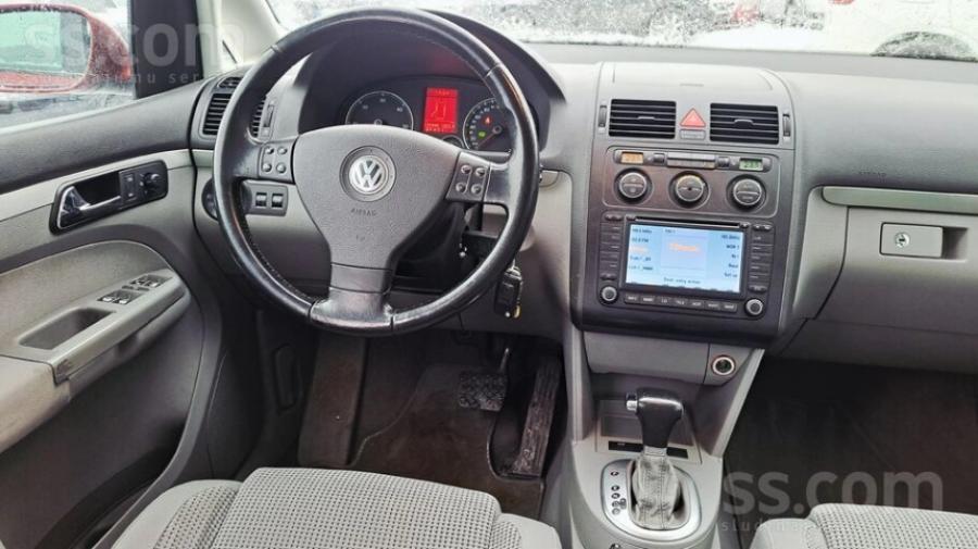 Volkswagen Touran 2005 in Riga, with an engine capacity of 2.00 L and mileage of 236 thousand km for 2900 €, photo 19 on AUTOMOTO.COM.LV