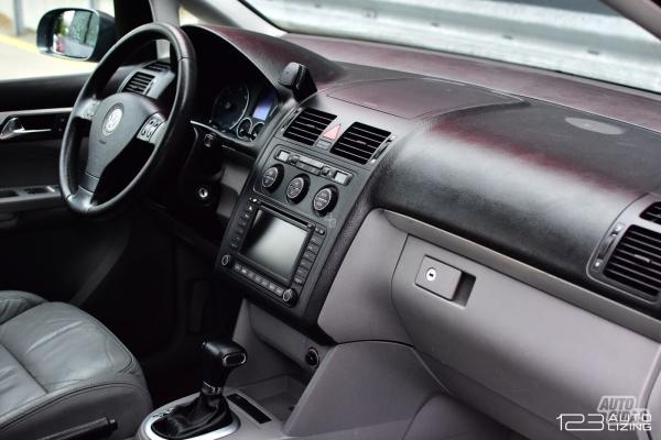 Volkswagen Touran 2005 in Kretinga, with an engine capacity of 2.00 L and mileage of 319 thousand km for 3250 €, photo 2 on AUTOMOTO.COM.LV