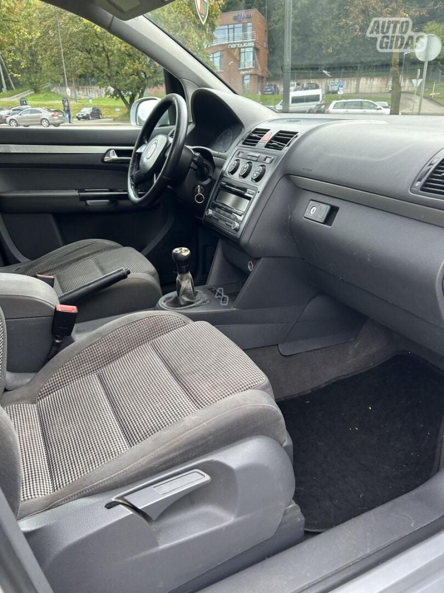 Volkswagen Touran 2005 in Kaunas, with an engine capacity of 2.00 L and mileage of 369 thousand km for 730 €, photo 9 on AUTOMOTO.COM.LV