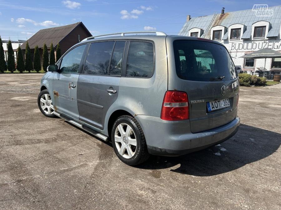 Volkswagen Touran 2006 in Jonava, with an engine capacity of 2.00 L and mileage of 325 thousand km for 1200 €, photo 4 on AUTOMOTO.COM.LV
