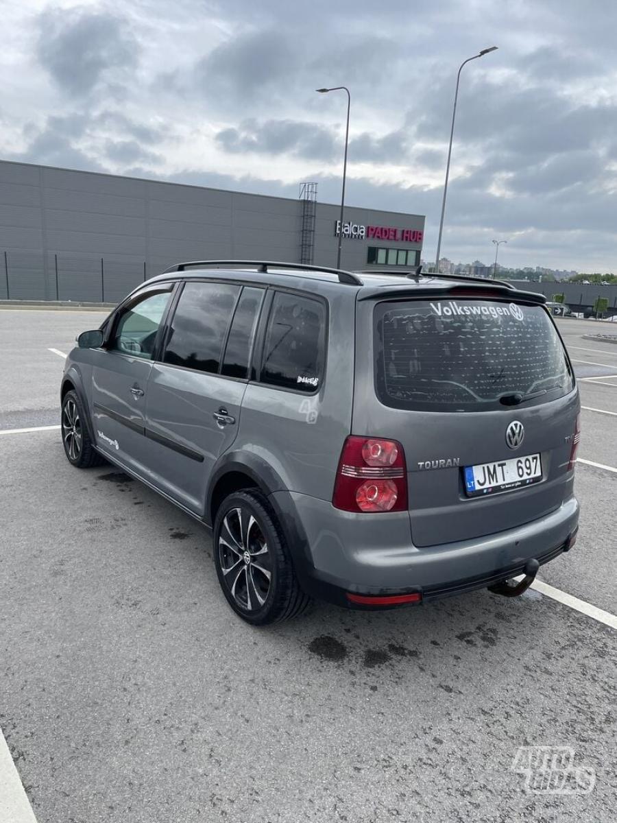 Volkswagen Touran 2006 in Kaunas, with an engine capacity of 1.90 L and mileage of 390 thousand km for 2500 €, photo 5 on AUTOMOTO.COM.LV