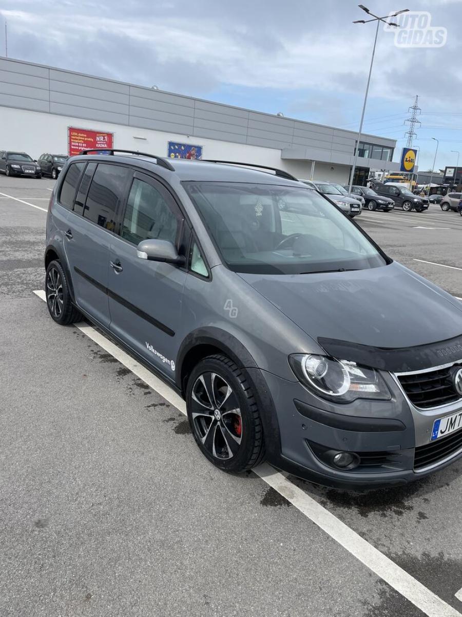 Volkswagen Touran 2006 in Kaunas, with an engine capacity of 1.90 L and mileage of 390 thousand km for 2500 €, photo 6 on AUTOMOTO.COM.LV