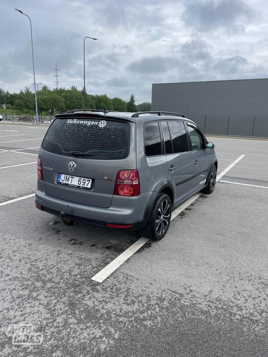 Volkswagen Touran 2006 in Kaunas, with an engine capacity of 1.90 L and mileage of 390 thousand km for 2500 €, photo 7 on AUTOMOTO.COM.LV