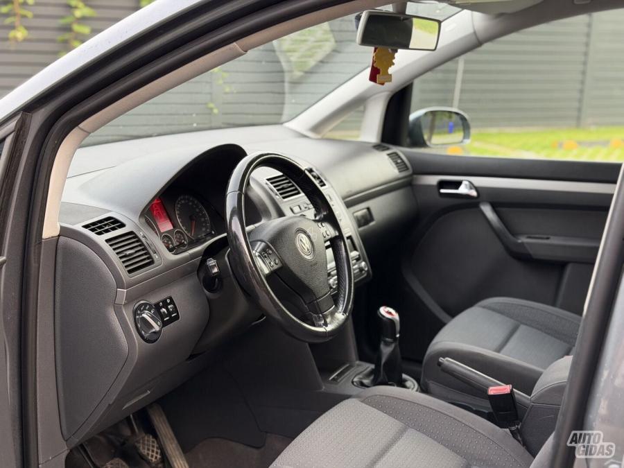 Volkswagen Touran 2006 Viļņa, ar dzinēja tilpumu 1.90 L un nobraukumu 203 tūkst. km par 3300 €, foto 18 vietnē AUTOMOTO.COM.LV