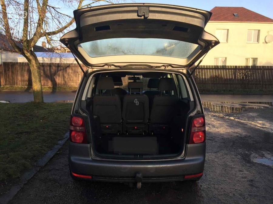 Volkswagen Touran 2007 in Panevezys, with an engine capacity of 1.90 L and mileage of 342 thousand km for 2990 €, photo 4 on AUTOMOTO.COM.LV
