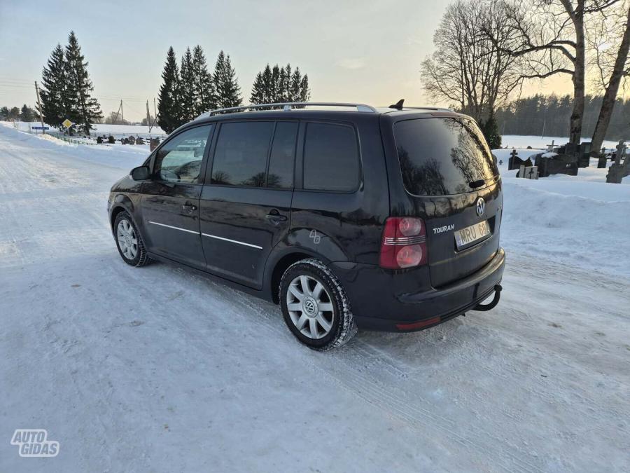 Volkswagen Touran 2007 Telšiai, ar dzinēja tilpumu 2.00 L un nobraukumu 300 tūkst. km par 1500 €, foto 4 vietnē AUTOMOTO.COM.LV