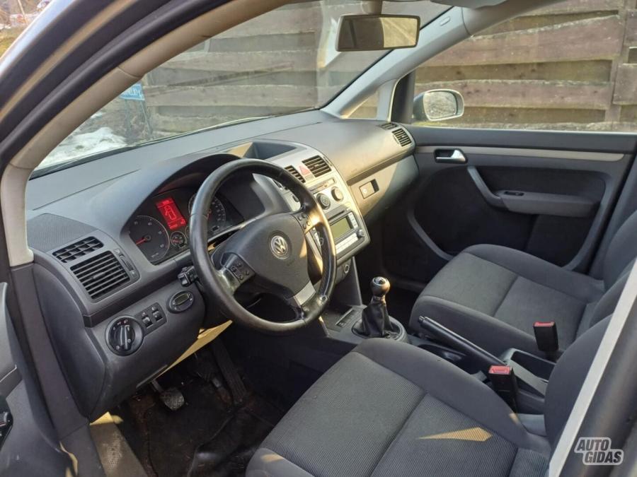 Volkswagen Touran 2007 in Kaunas, with an engine capacity of 1.90 L and mileage of 370 thousand km for 900 €, photo 2 on AUTOMOTO.COM.LV