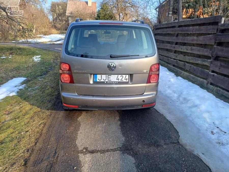 Volkswagen Touran 2007 in Kaunas, with an engine capacity of 1.90 L and mileage of 370 thousand km for 900 €, photo 4 on AUTOMOTO.COM.LV