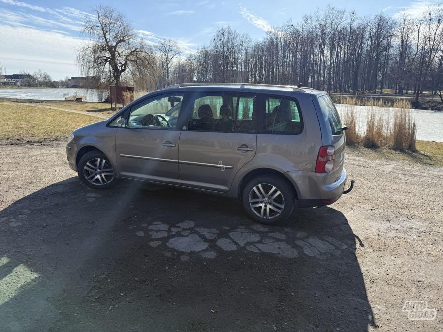 Volkswagen Touran 2007 in Sakiai, with an engine capacity of 2.00 L and mileage of 300 thousand km for 2700 €, photo 3 on AUTOMOTO.COM.LV
