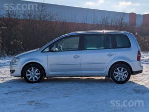 Volkswagen Touran 2007 Rīga, ar dzinēja tilpumu 2.00 L un nobraukumu 274 tūkst. km par 2500 €, foto 3 vietnē AUTOMOTO.COM.LV