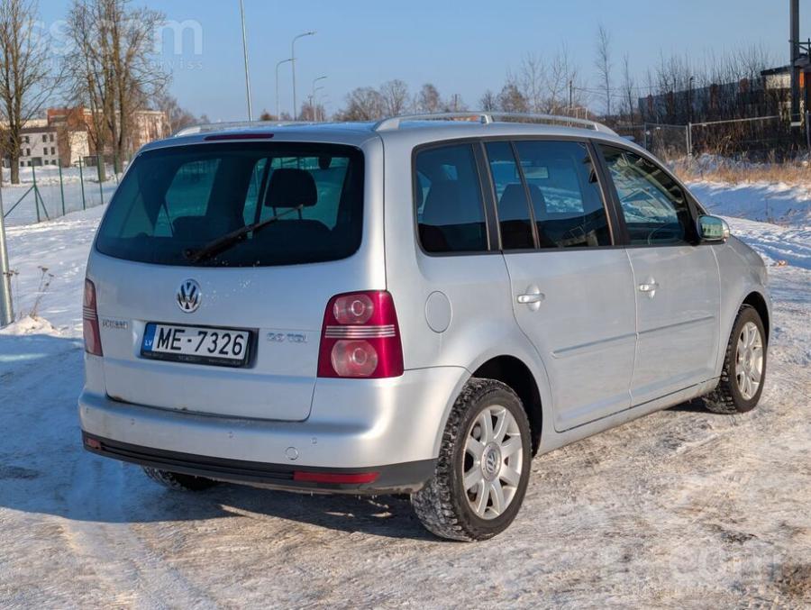 Volkswagen Touran 2007 Rīga, ar dzinēja tilpumu 2.00 L un nobraukumu 274 tūkst. km par 2500 €, foto 4 vietnē AUTOMOTO.COM.LV
