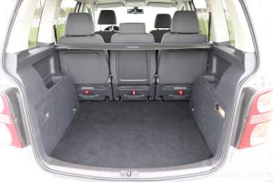 Volkswagen Touran 2007 Rīga, ar dzinēja tilpumu 2.00 L un nobraukumu 259 tūkst. km par 3750 €, foto 17 vietnē AUTOMOTO.COM.LV