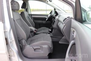 Volkswagen Touran 2007 Rīga, ar dzinēja tilpumu 2.00 L un nobraukumu 259 tūkst. km par 3750 €, foto 20 vietnē AUTOMOTO.COM.LV