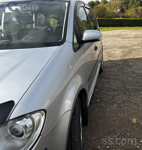 Volkswagen Touran 2008 in Saldus, with an engine capacity of 1.90 L and mileage of 290 thousand km for 2300 €, photo 3 on AUTOMOTO.COM.LV
