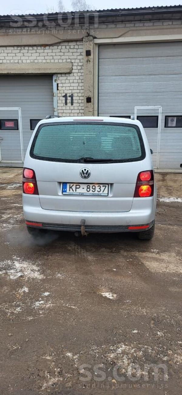 Volkswagen Touran 2008 Cēsis, ar dzinēja tilpumu 1.90 L un nobraukumu 318 tūkst. km par 2500 €, foto 3 vietnē AUTOMOTO.COM.LV