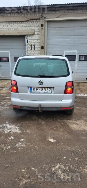 Volkswagen Touran 2008 in Cesis, with an engine capacity of 1.90 L and mileage of 318 thousand km for 2500 €, photo 3 on AUTOMOTO.COM.LV