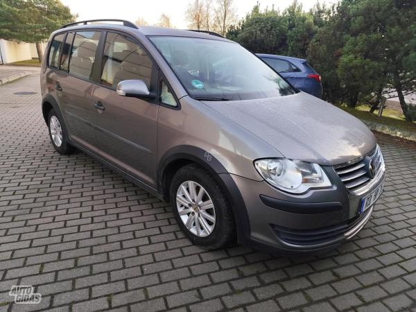 Volkswagen Touran 2008 in Mazeikiai, with an engine capacity of 1.90 L and mileage of 289 thousand km for 3900 €, photo 1 on AUTOMOTO.COM.LV
