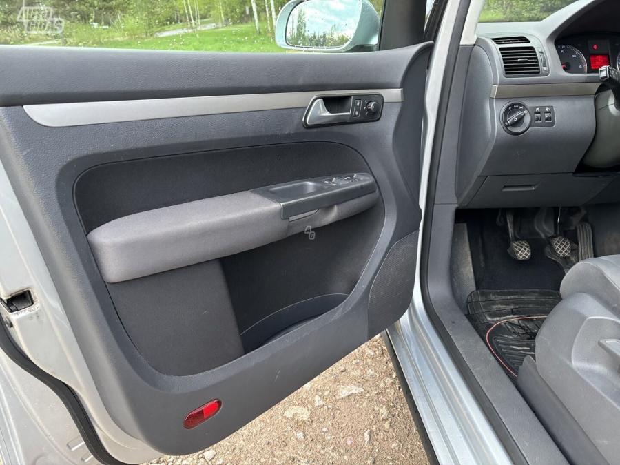 Volkswagen Touran 2008 Visaginas, ar dzinēja tilpumu 1.90 L un nobraukumu 252 tūkst. km par 3000 €, foto 10 vietnē AUTOMOTO.COM.LV
