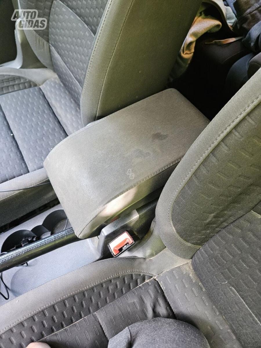 Volkswagen Touran 2008 in Prienai, with an engine capacity of 2.00 L and mileage of 268 thousand km for 1600 €, photo 18 on AUTOMOTO.COM.LV