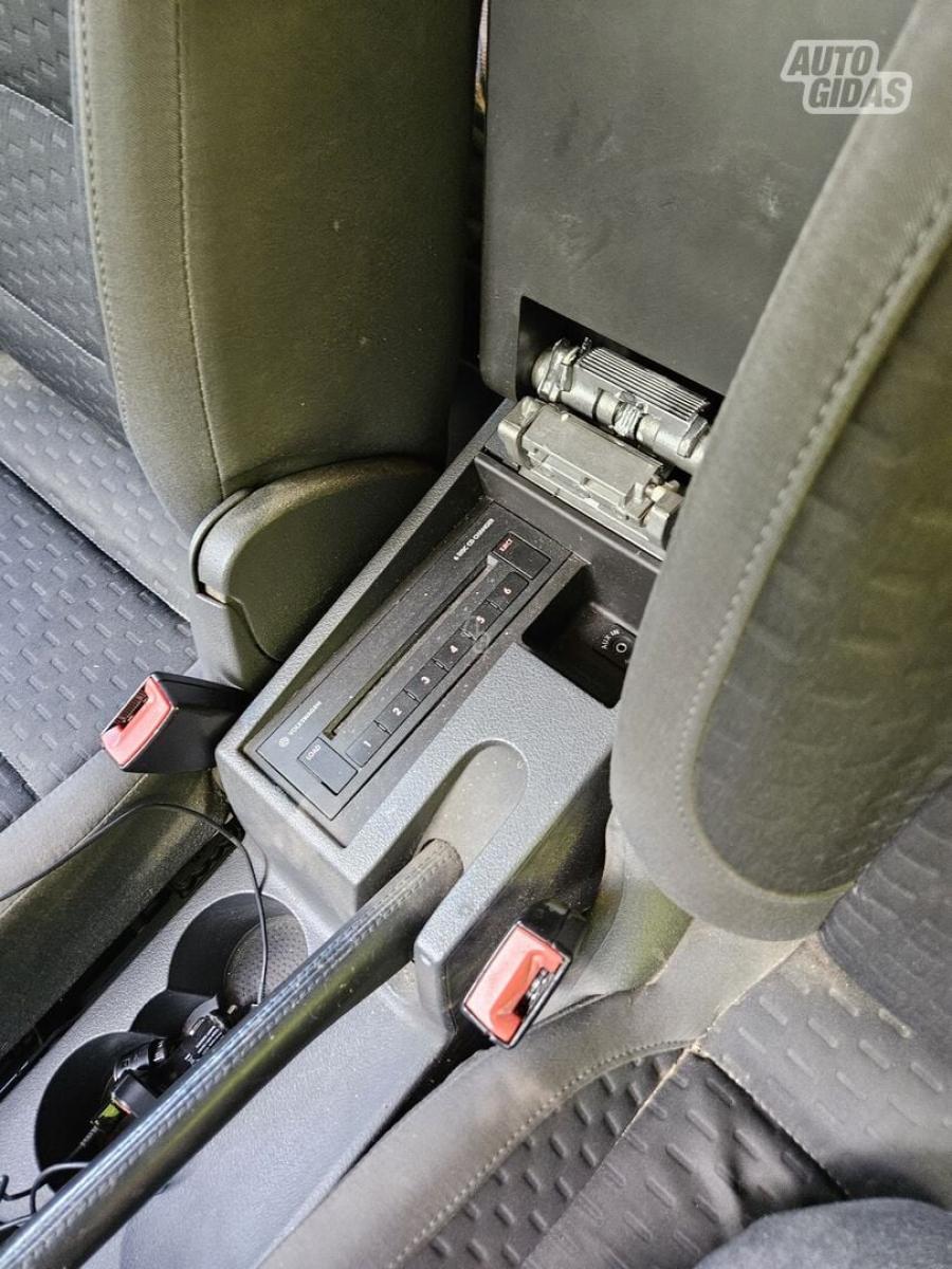 Volkswagen Touran 2008 in Prienai, with an engine capacity of 2.00 L and mileage of 268 thousand km for 1600 €, photo 19 on AUTOMOTO.COM.LV