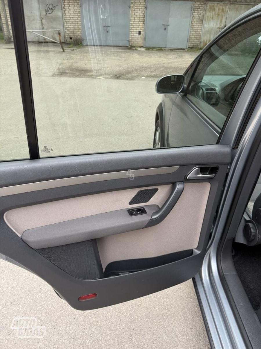 Volkswagen Touran 2008 in Kaunas, with an engine capacity of 2.00 L and mileage of 236 thousand km for 3950 €, photo 19 on AUTOMOTO.COM.LV