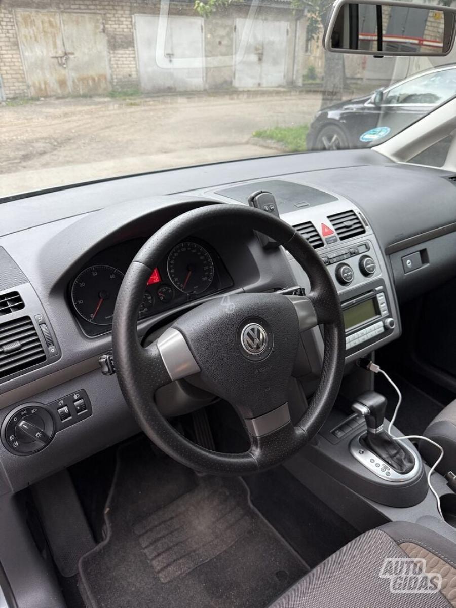 Volkswagen Touran 2008 in Kaunas, with an engine capacity of 2.00 L and mileage of 236 thousand km for 3950 €, photo 24 on AUTOMOTO.COM.LV