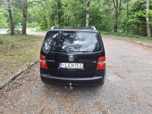 Volkswagen Touran 2008 Telšiai, ar dzinēja tilpumu 2.00 L un nobraukumu 405 tūkst. km par 1400 €, foto 5 vietnē AUTOMOTO.COM.LV