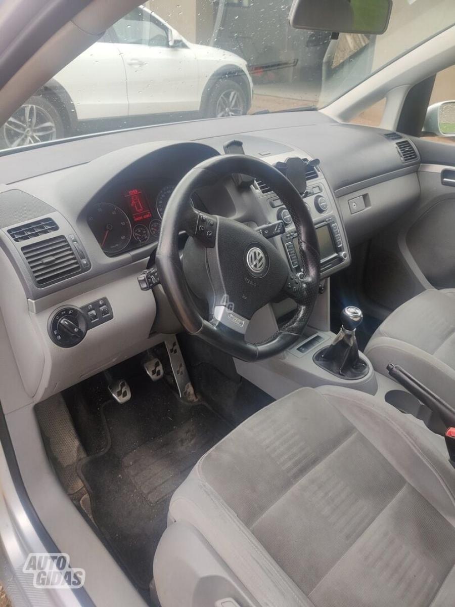 Volkswagen Touran 2008 Jonava, ar dzinēja tilpumu 2.00 L un nobraukumu 386 tūkst. km par 1550 €, foto 7 vietnē AUTOMOTO.COM.LV