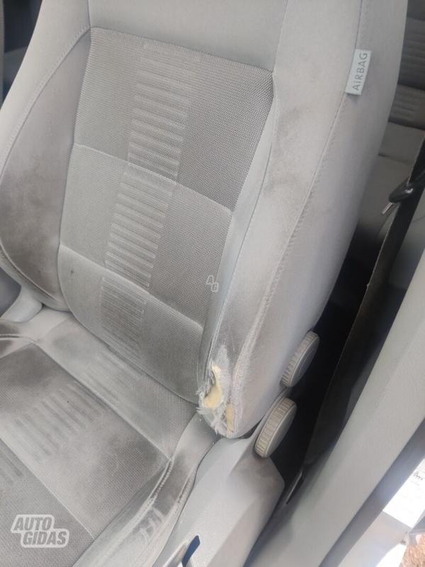Volkswagen Touran 2008 in Jonava, with an engine capacity of 2.00 L and mileage of 386 thousand km for 1550 €, photo 8 on AUTOMOTO.COM.LV