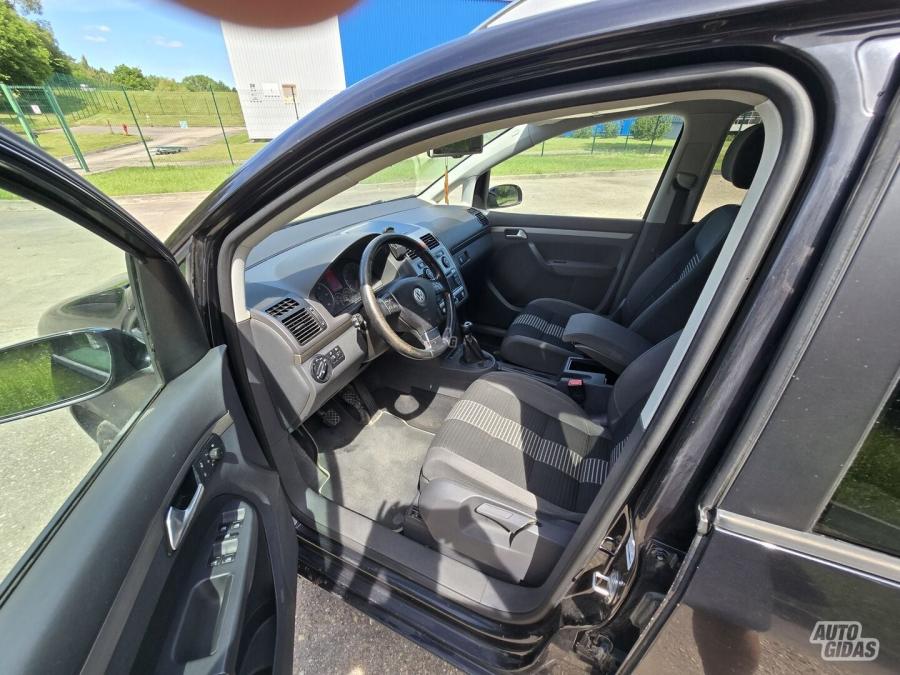 Volkswagen Touran 2008 Šauļi, ar dzinēja tilpumu 2.00 L un nobraukumu 260 tūkst. km par 1250 €, foto 6 vietnē AUTOMOTO.COM.LV
