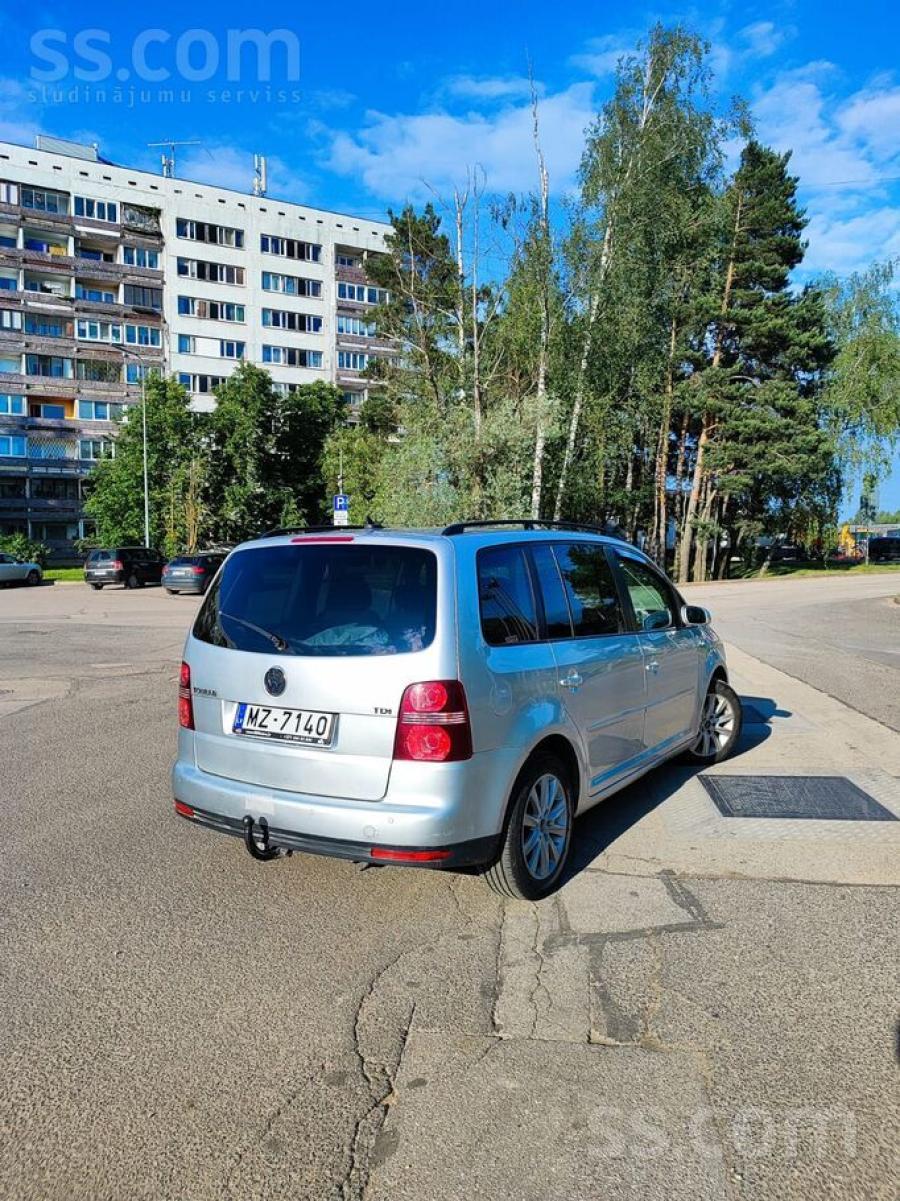 Volkswagen Touran 2009 Rīga, ar dzinēja tilpumu 1.90 L un nobraukumu 350 tūkst. km par 2595 €, foto 4 vietnē AUTOMOTO.COM.LV
