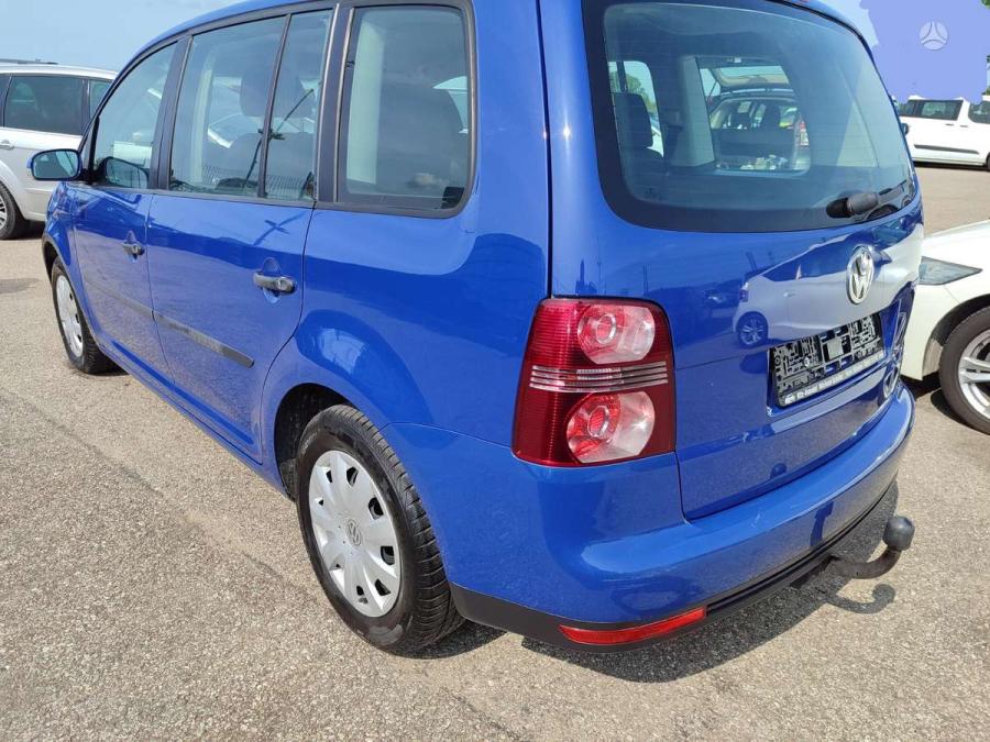 Volkswagen Touran 2009 in Marijampole, with an engine capacity of 1.90 L and mileage of 277 thousand km for 2450 €, photo 4 on AUTOMOTO.COM.LV