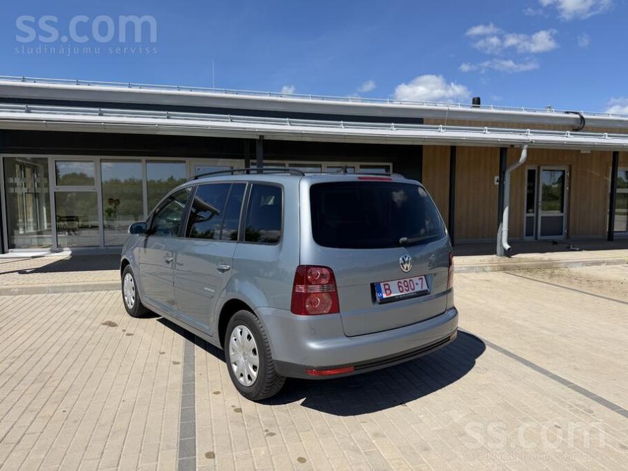 Volkswagen Touran 2009 in Gulbene, with an engine capacity of 1.60 L and mileage of 239 thousand km for 4990 €, photo 4 on AUTOMOTO.COM.LV