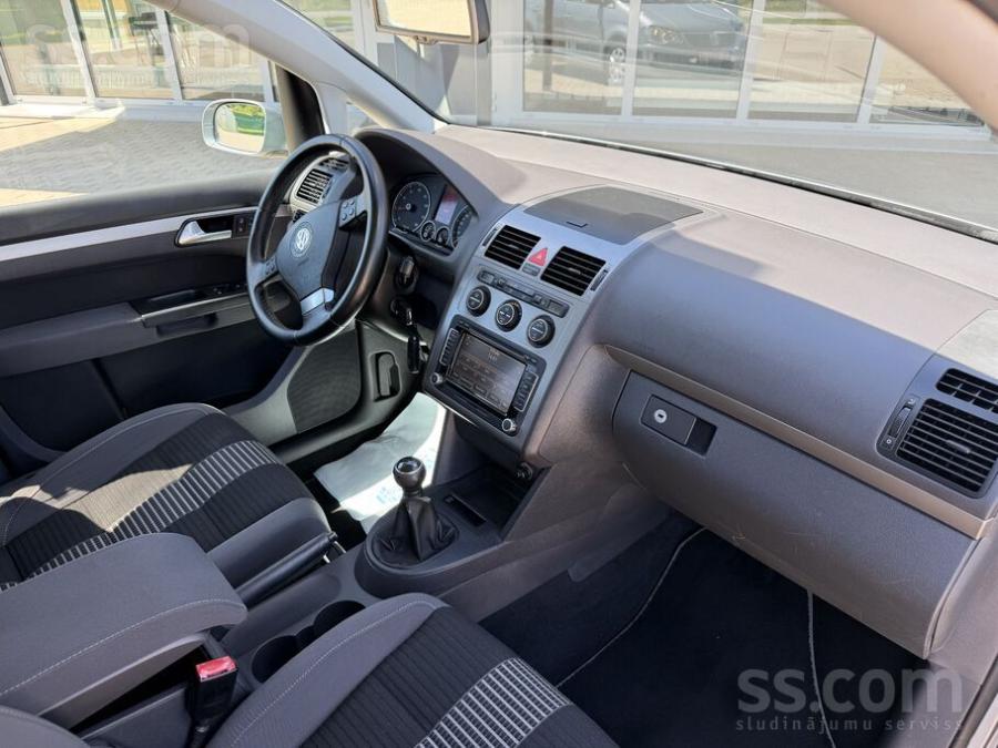 Volkswagen Touran 2009 in Gulbene, with an engine capacity of 1.60 L and mileage of 239 thousand km for 4990 €, photo 6 on AUTOMOTO.COM.LV