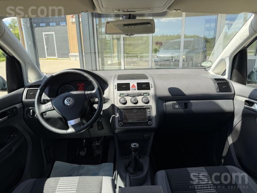 Volkswagen Touran 2009 in Gulbene, with an engine capacity of 1.60 L and mileage of 239 thousand km for 4990 €, photo 8 on AUTOMOTO.COM.LV