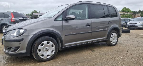 Volkswagen Touran 2009 in Utena, with an engine capacity of 2.00 L and mileage of 257 thousand km for 4450 €, photo 2 on AUTOMOTO.COM.LV