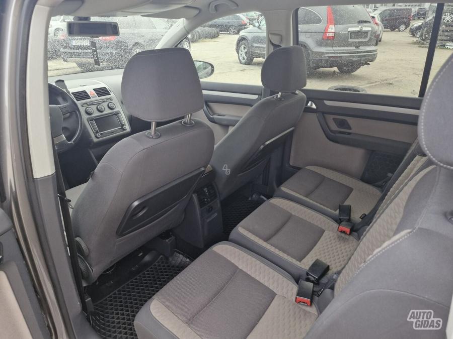 Volkswagen Touran 2009 Utena, ar dzinēja tilpumu 2.00 L un nobraukumu 257 tūkst. km par 4450 €, foto 32 vietnē AUTOMOTO.COM.LV