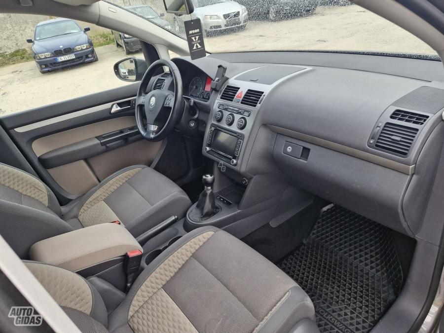 Volkswagen Touran 2009 Utena, ar dzinēja tilpumu 2.00 L un nobraukumu 257 tūkst. km par 4450 €, foto 37 vietnē AUTOMOTO.COM.LV