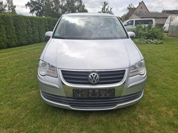 Volkswagen Touran 2009 in Vilkaviskis, with an engine capacity of 1.90 L and mileage of 281 thousand km for 3250 €, photo 2 on AUTOMOTO.COM.LV