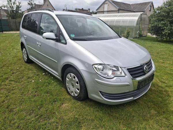 Volkswagen Touran 2009 in Vilkaviskis, with an engine capacity of 1.90 L and mileage of 281 thousand km for 3250 €, photo 3 on AUTOMOTO.COM.LV