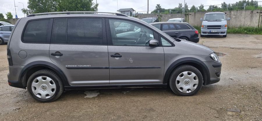 Volkswagen Touran 2009 in Utena, with an engine capacity of 2.00 L and mileage of 257 thousand km for 4450 €, photo 29 on AUTOMOTO.COM.LV