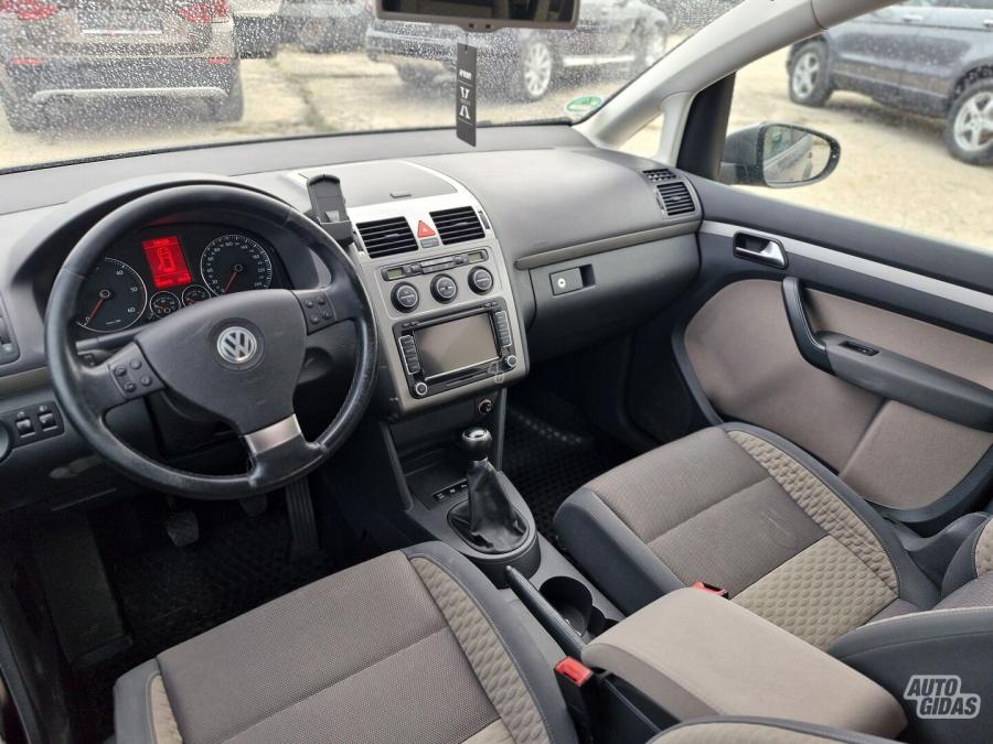 Volkswagen Touran 2009 in Utena, with an engine capacity of 2.00 L and mileage of 257 thousand km for 4450 €, photo 30 on AUTOMOTO.COM.LV