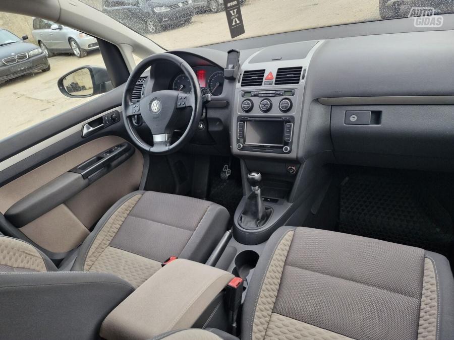 Volkswagen Touran 2009 in Utena, with an engine capacity of 2.00 L and mileage of 257 thousand km for 4450 €, photo 35 on AUTOMOTO.COM.LV