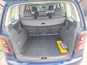 Volkswagen Touran 2009 in Mazeikiai, with an engine capacity of 1.90 L and mileage of 300 thousand km for 4150 €, photo 19 on AUTOMOTO.COM.LV