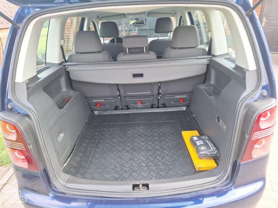 Volkswagen Touran 2009 in Mazeikiai, with an engine capacity of 1.90 L and mileage of 300 thousand km for 4150 €, photo 19 on AUTOMOTO.COM.LV