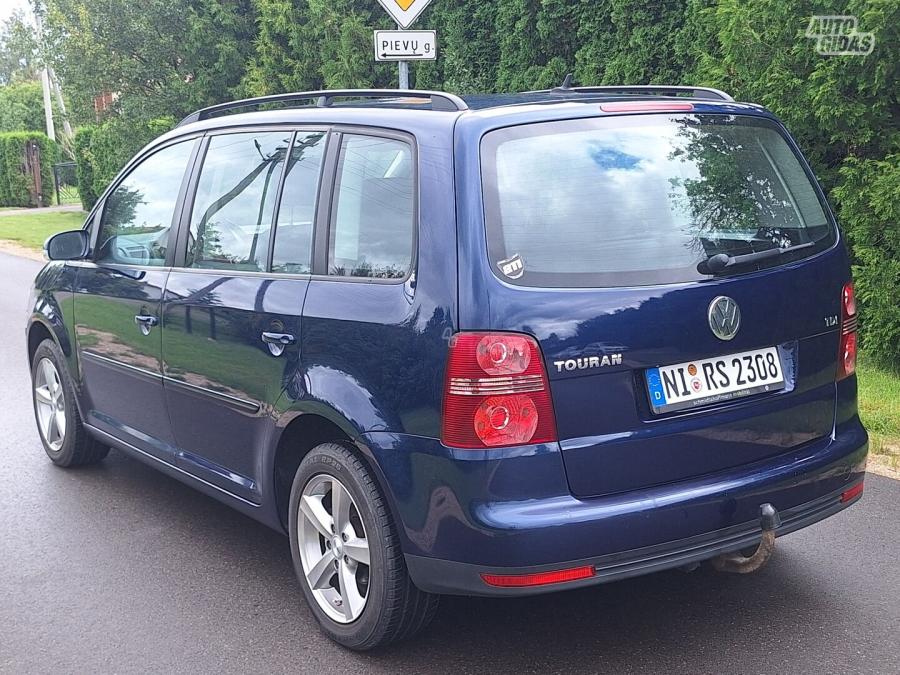 Volkswagen Touran 2009 Mažeikiai, ar dzinēja tilpumu 1.90 L un nobraukumu 300 tūkst. km par 4150 €, foto 7 vietnē AUTOMOTO.COM.LV