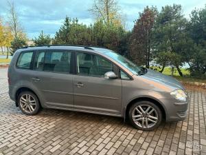 Volkswagen Touran 2009 in Mazeikiai, with an engine capacity of 1.90 L and mileage of 256 thousand km for 4100 €, photo 13 on AUTOMOTO.COM.LV