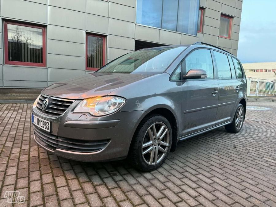 Volkswagen Touran 2009 in Mazeikiai, with an engine capacity of 1.90 L and mileage of 256 thousand km for 4100 €, photo 21 on AUTOMOTO.COM.LV